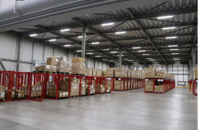 SynaBiz、OEM事業拡大へ新座市に物流拠点開設